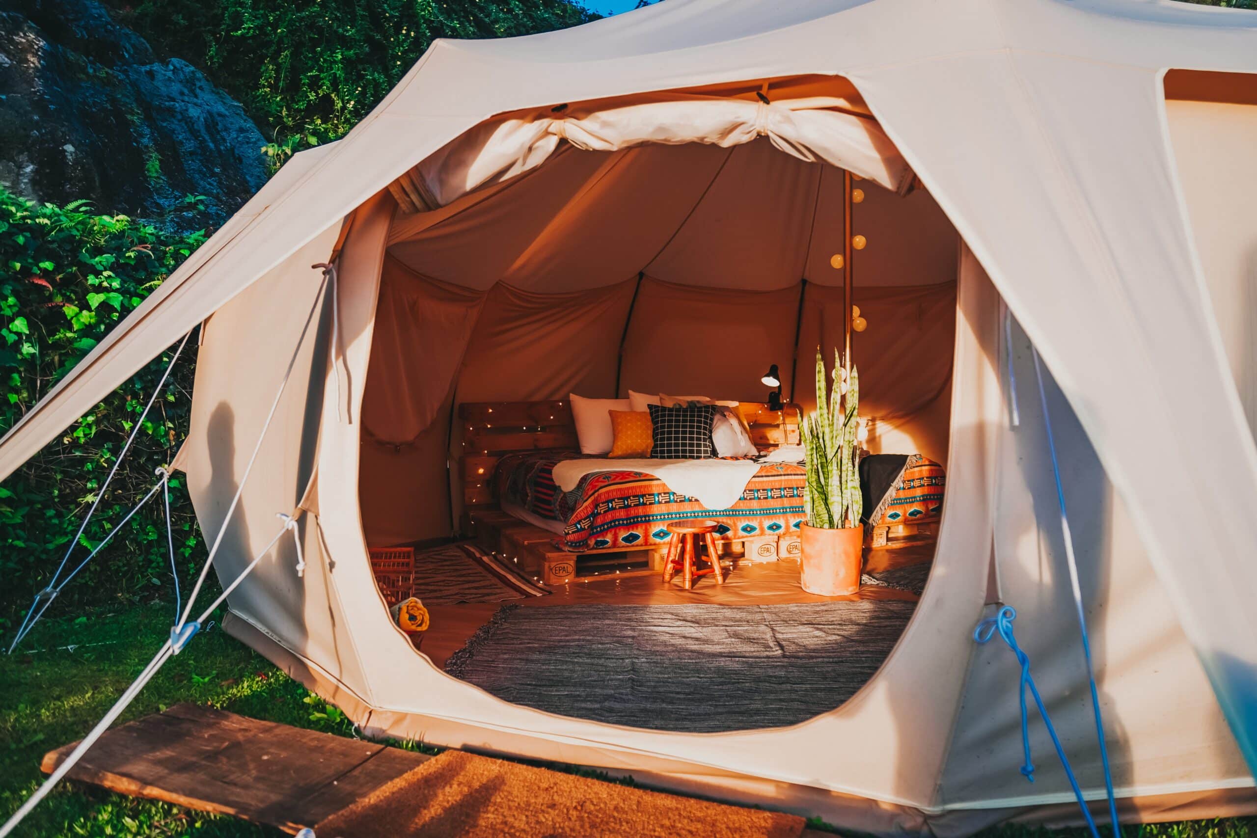 Proč musíte vyzkoušet glamping? - frews.cz