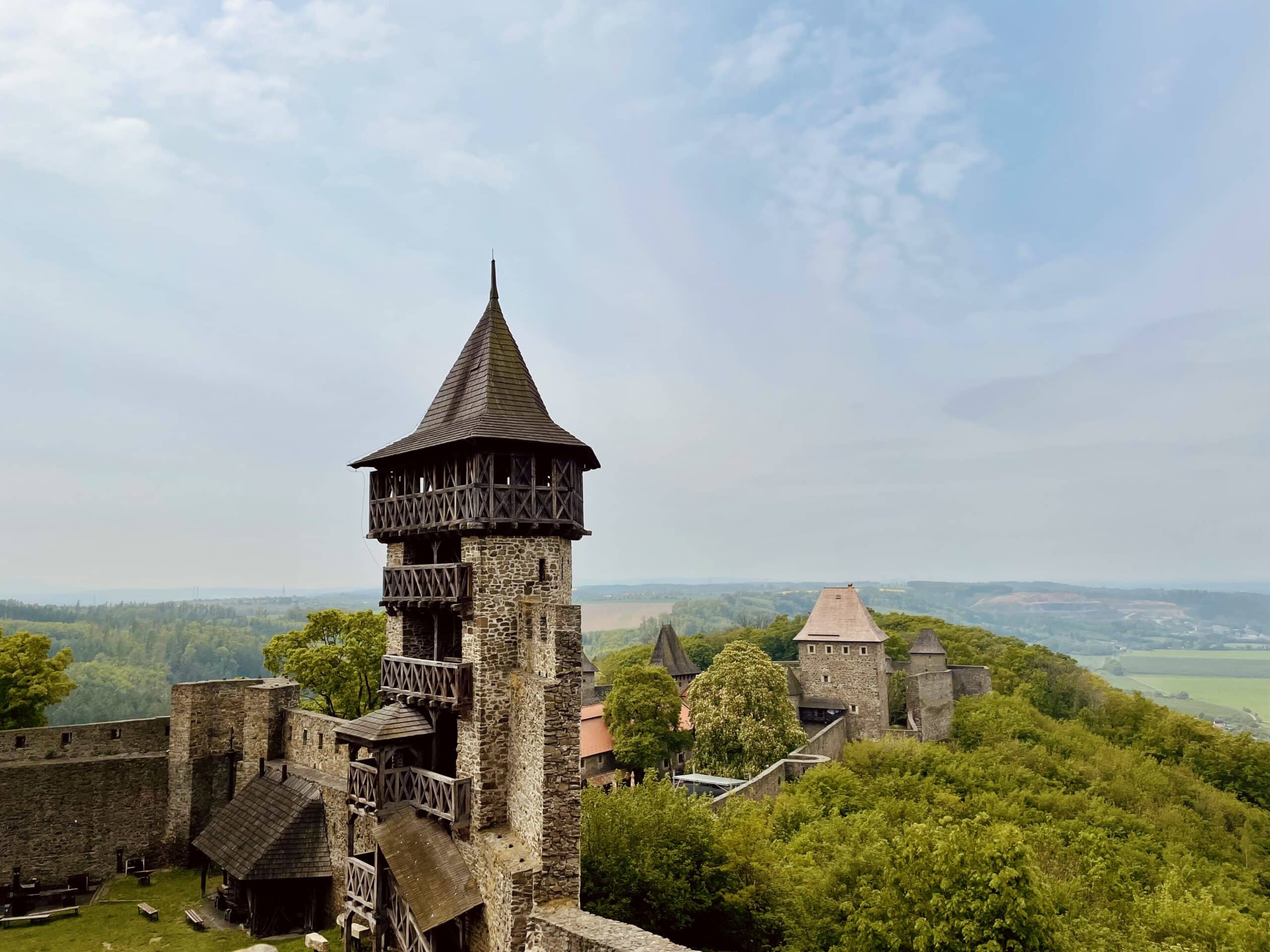 Helfštýn patří mezi nejrozsáhlejší hrady u nás, jeho hradba je širší ...