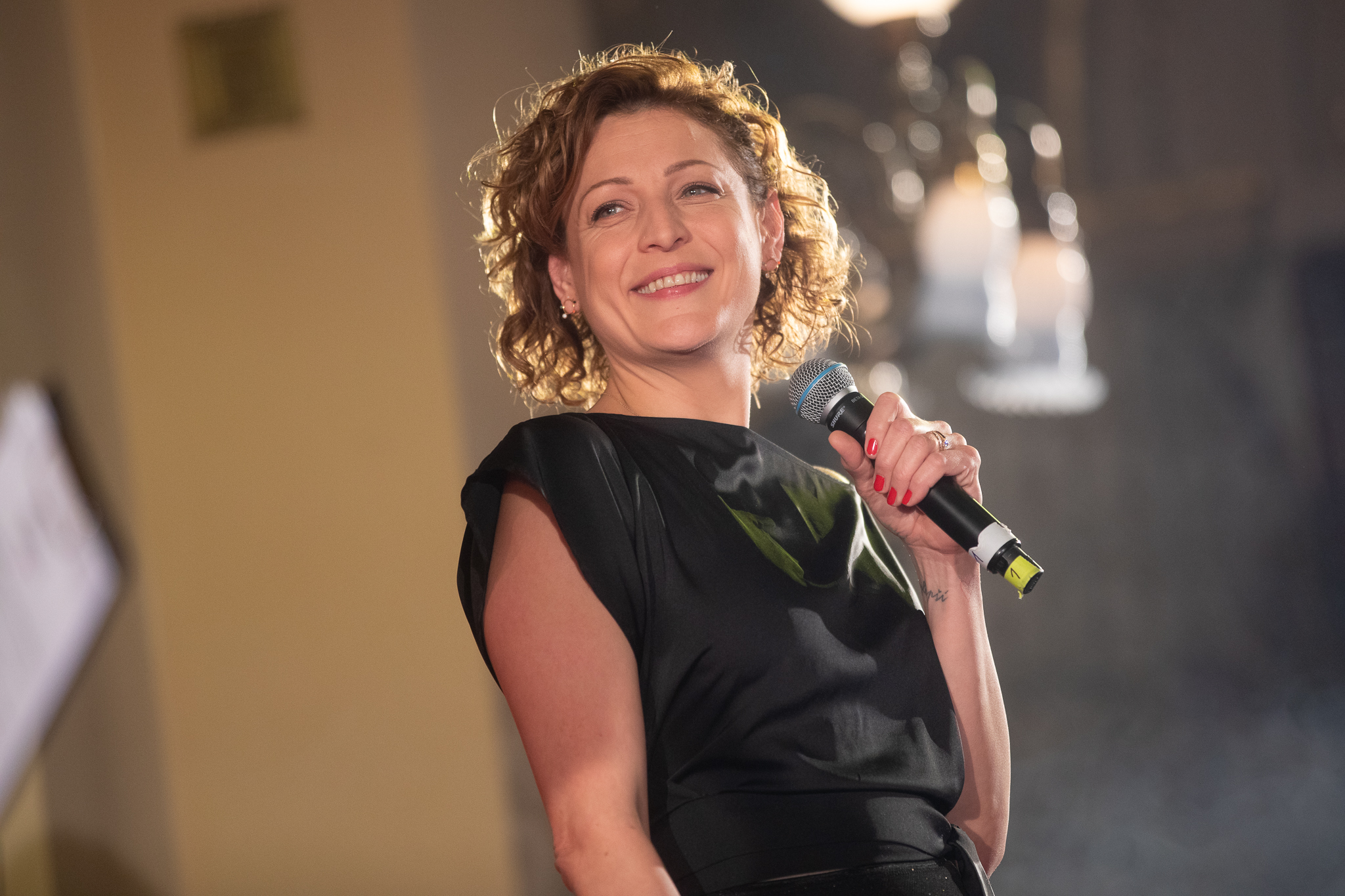 Adéla Elbel na podzimním turné 2024 s novou show Trojjediná